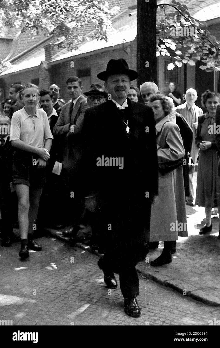 Bishop Otto Dibelius at the Johannesstift in Berlin. In the back ...
