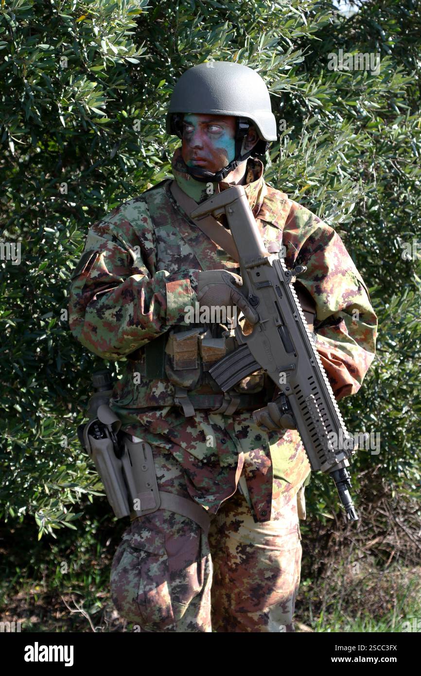 Italian Navy: Soldiers of the San Marco Battalion Stock Photo - Alamy