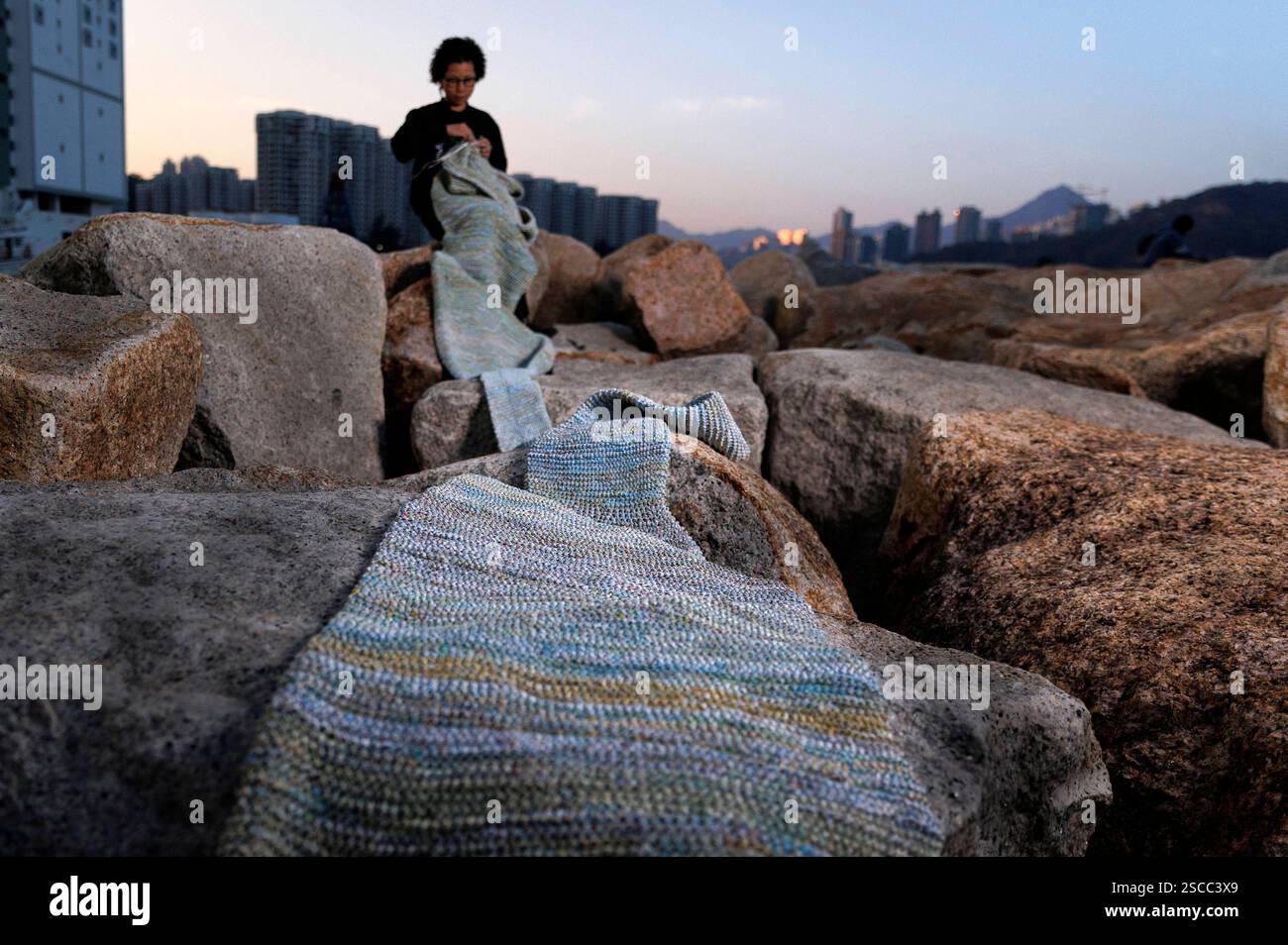 Mona Chen mit ihrem Kunstwerk Body Container an der Grenze von Hongkong zu Festlandchina. Sie ...