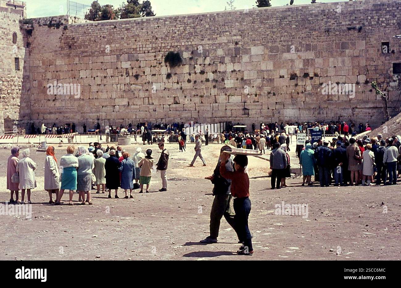 The Western Wall/Wailing Wall in Jerusalem. Many visitors in the ...