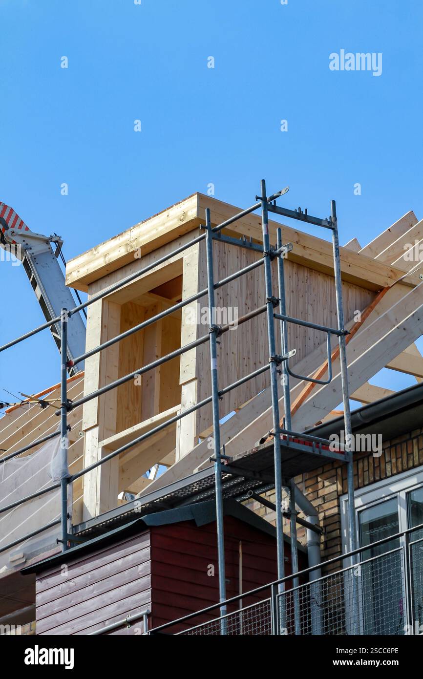 Roof construction wooden building hi-res stock photography and images ...