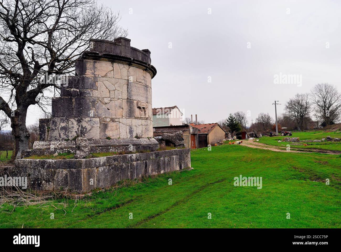 Saepinum. The mausoleum of Ennius Marsus. At the centre of the façade ...