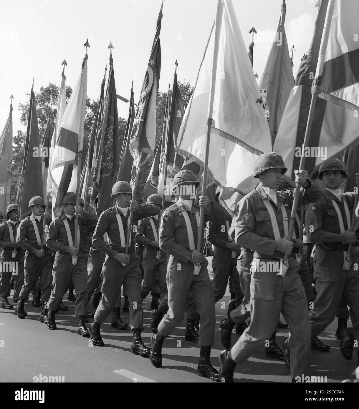 Standard bearers at a US military parade in Berlin Tempelhof Stock ...