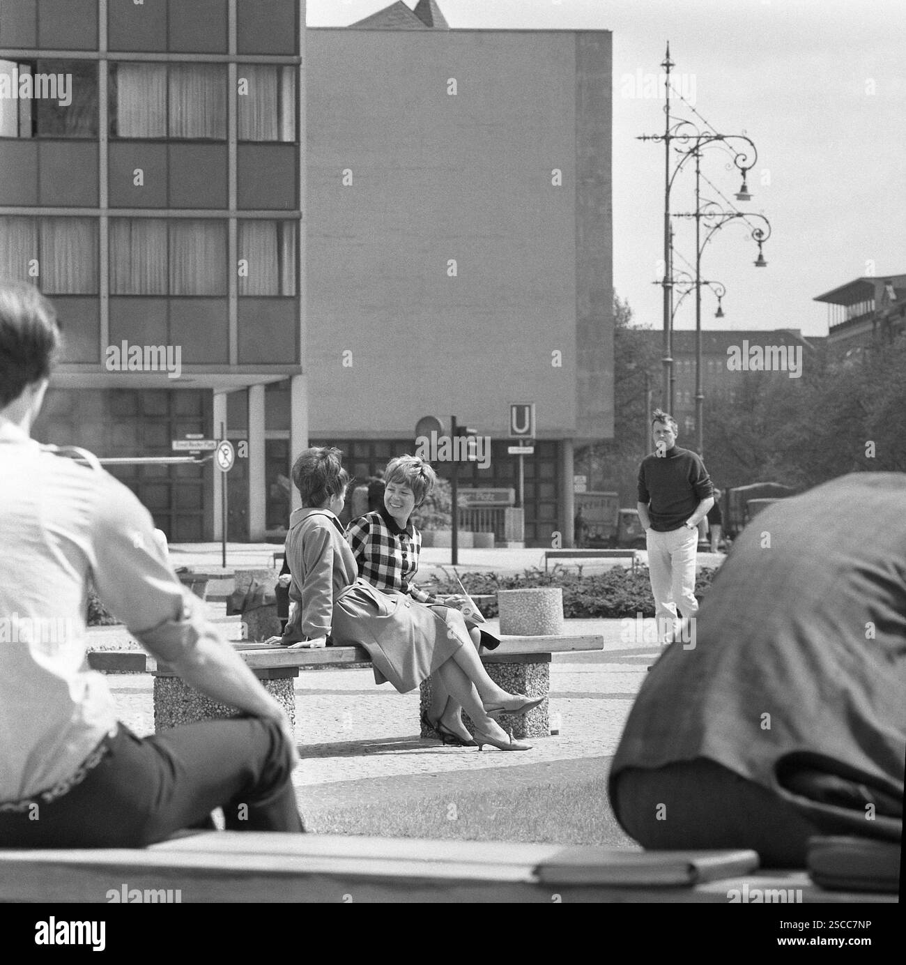 Lunch break at the Ernst-Reuter-Square in Berlin. Picture shows ...