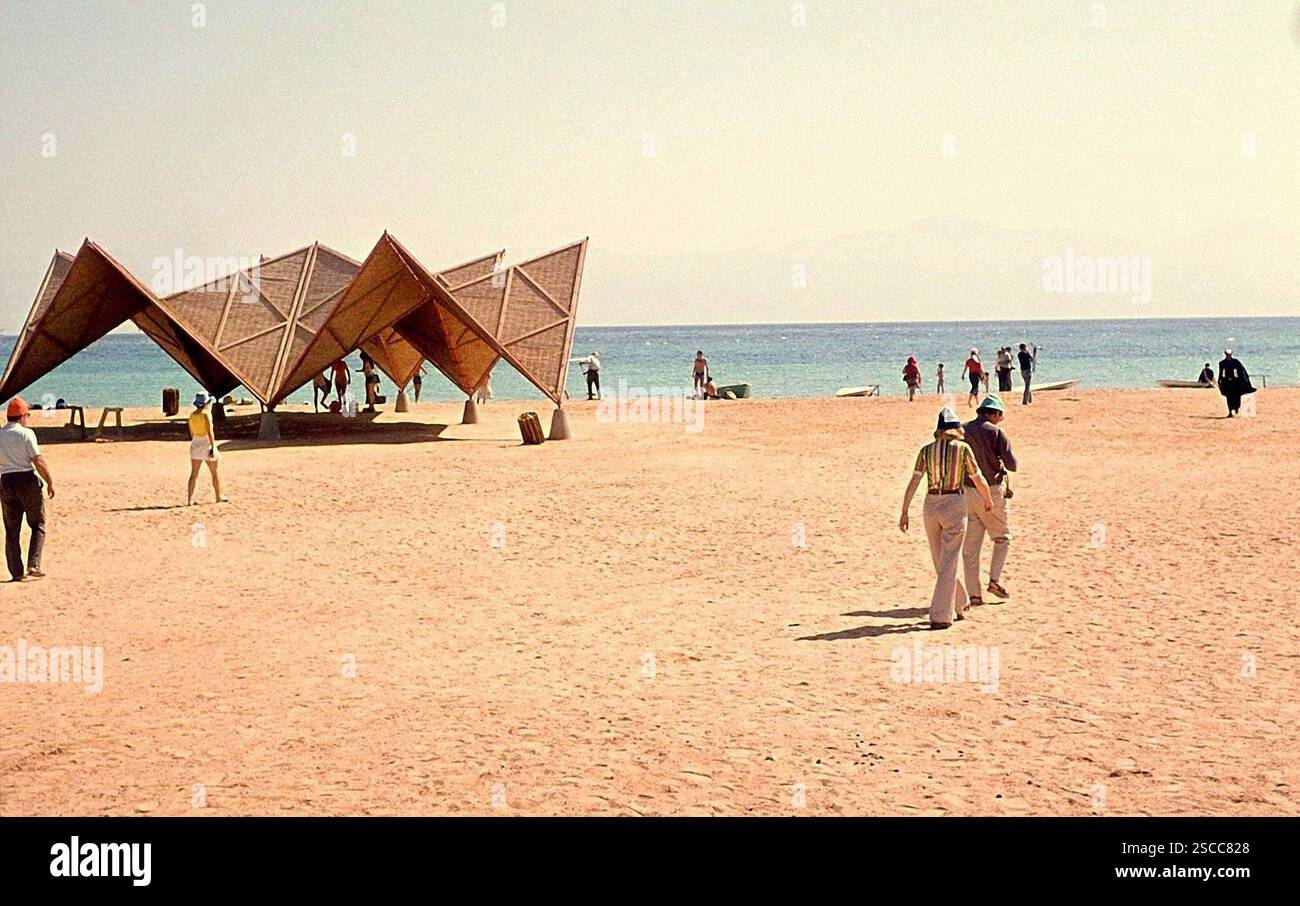 Beach tourists 1970s hi-res stock photography and images - Alamy