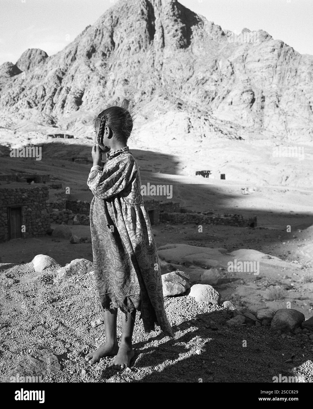 Bedouin girl in Wadi Feiran in Sinai. In the back a stone house Stock ...