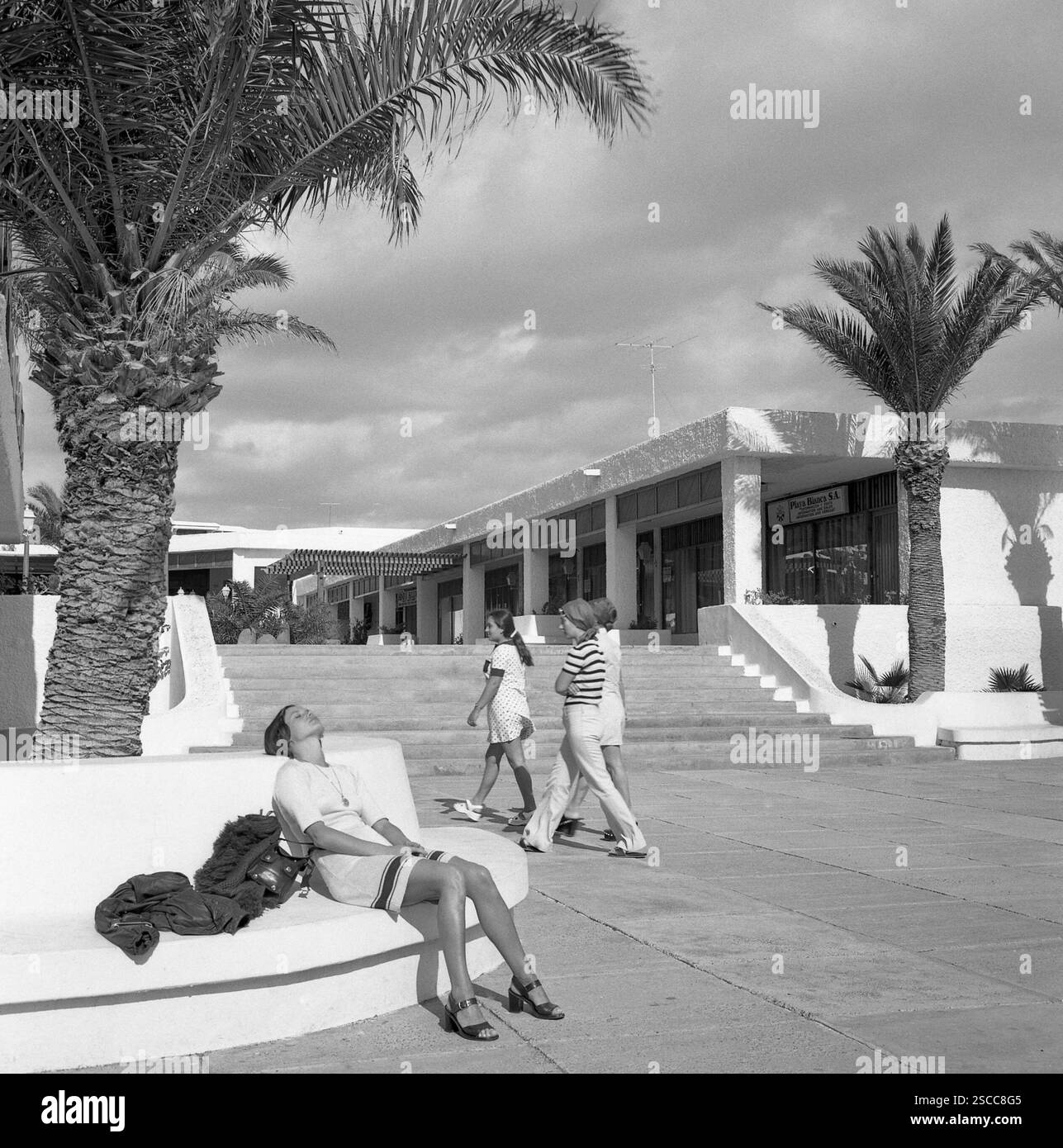Sunbathing in 1970s hi-res stock photography and images - Alamy
