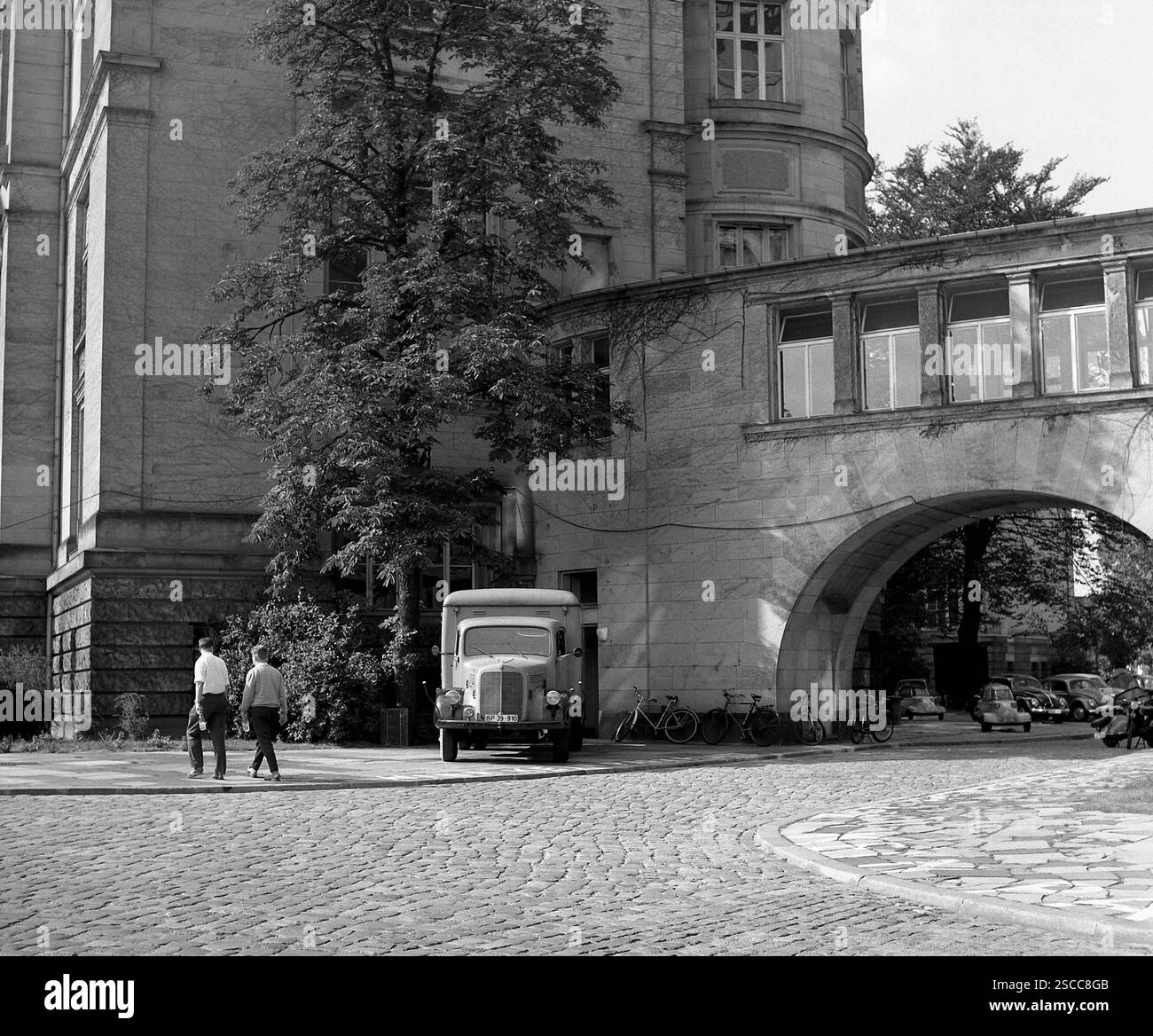 Berlin Institute of Technology. Picture shows a truck, two students and ...