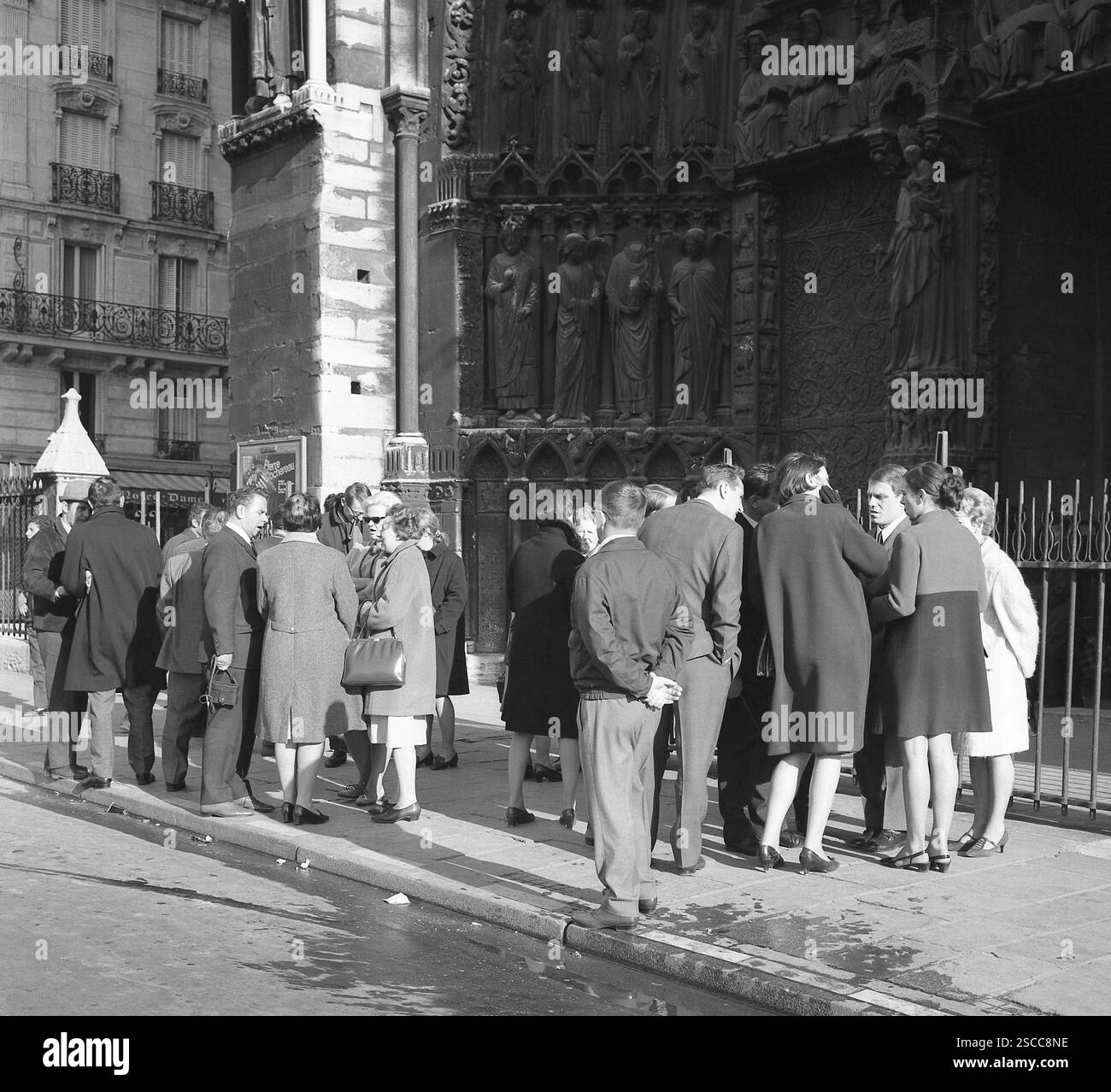 Passersby in front of Notre Dame de Paris Stock Photo - Alamy