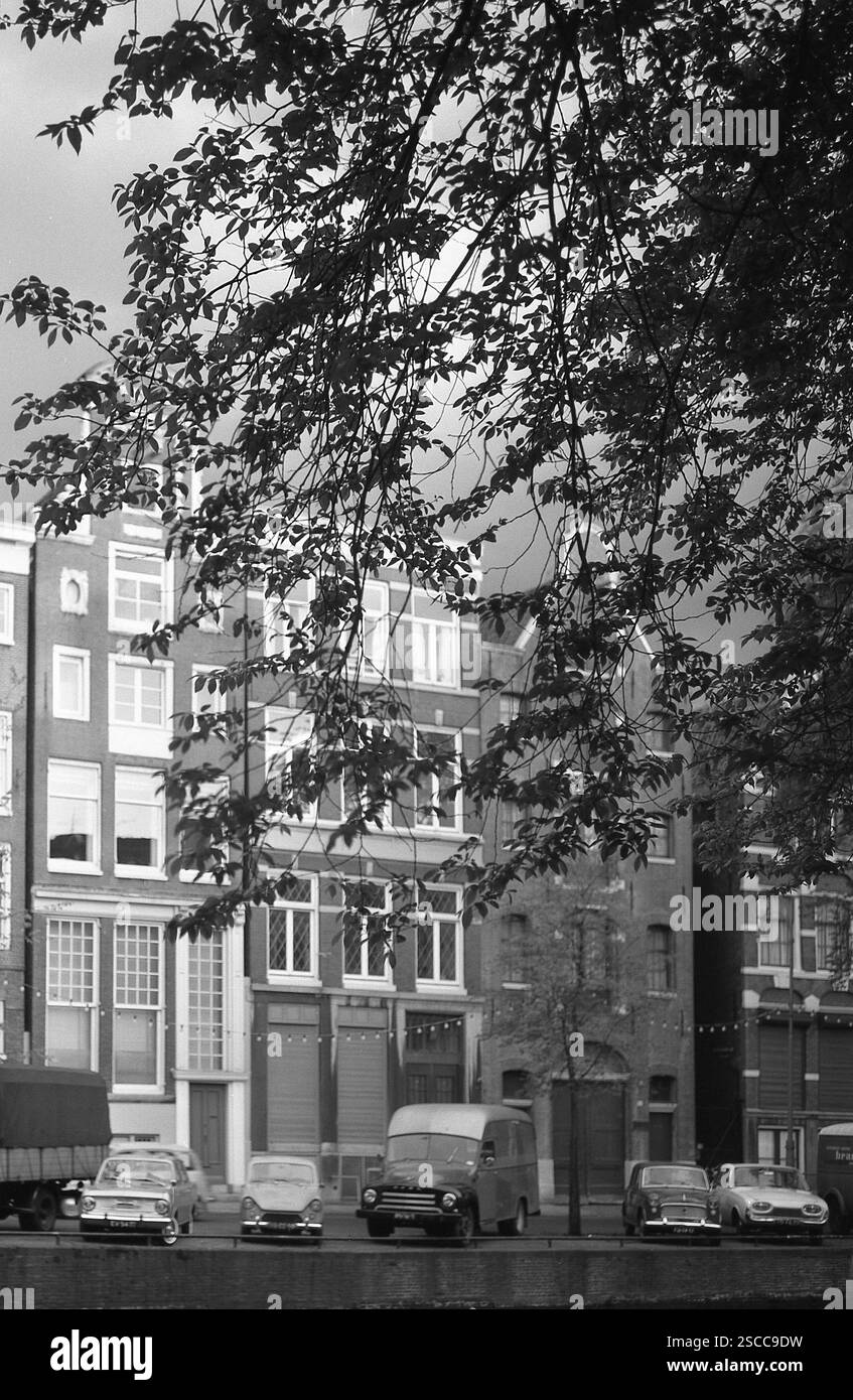 Amsterdam: Picture shows houses and cars (Opel-Van and Mini-Cooper ...
