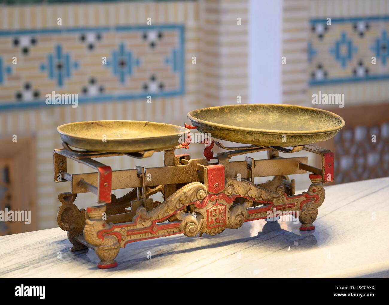 Vintage retro lever scales made of cast metal Stock Photo - Alamy