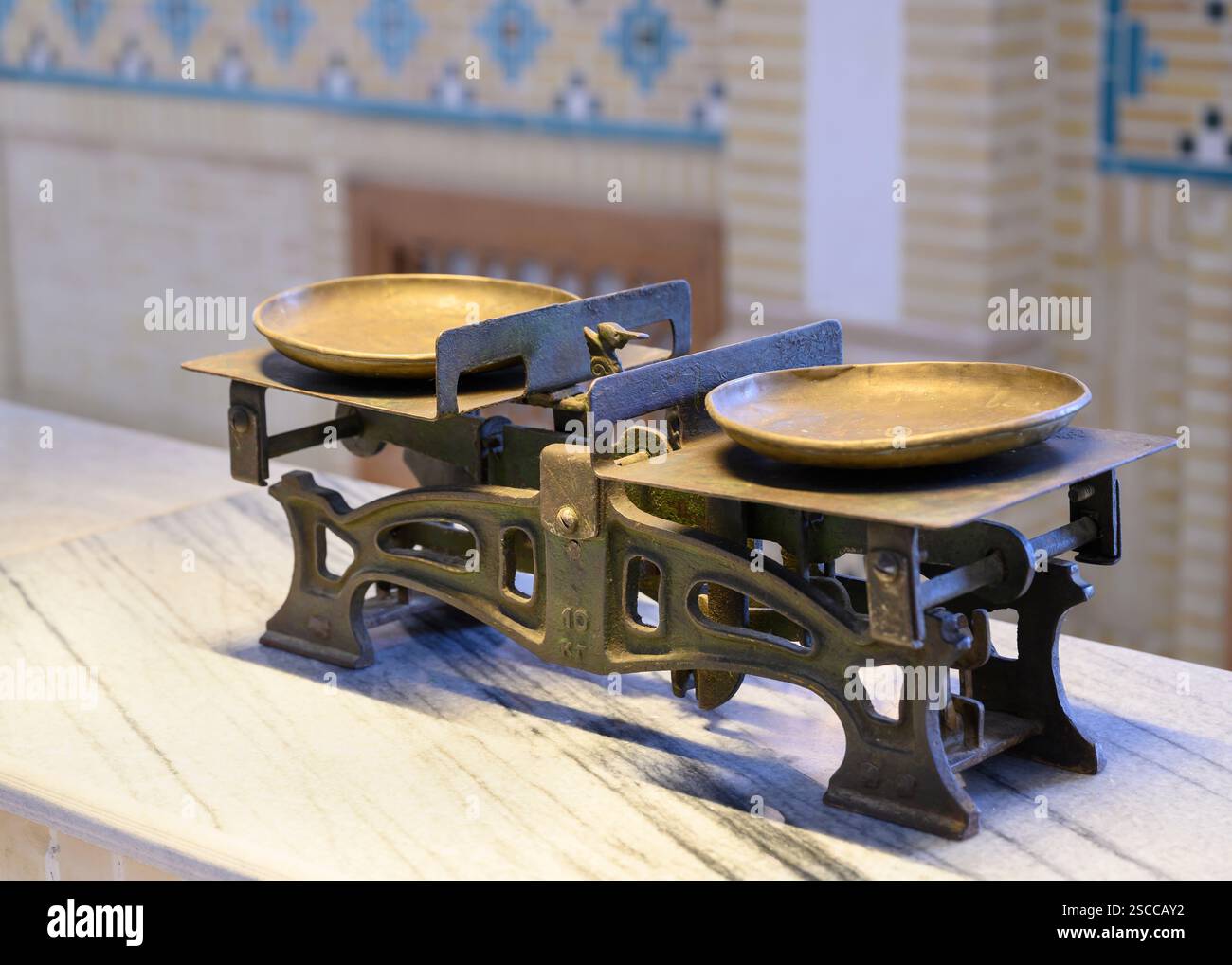 Vintage retro lever scales made of cast metal Stock Photo - Alamy