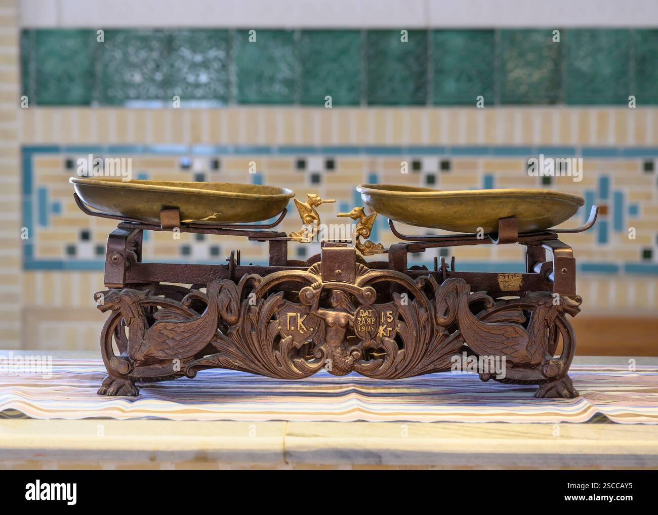 Vintage retro lever scales made of cast metal Stock Photo - Alamy