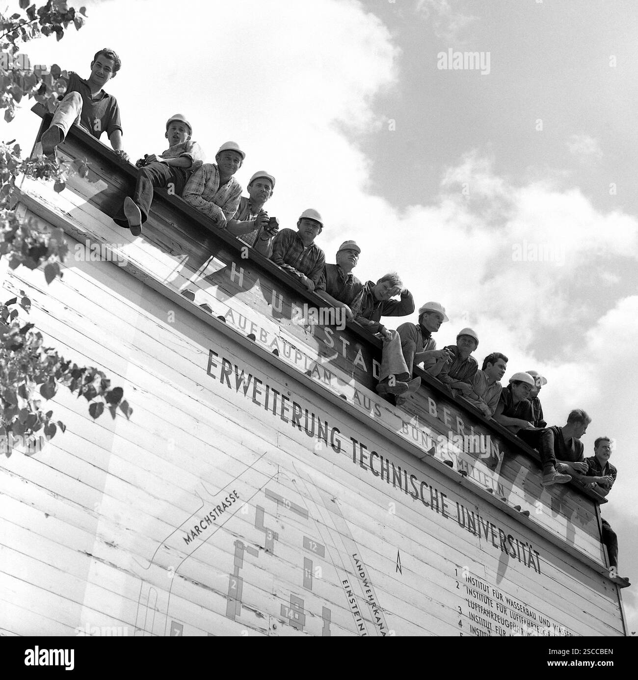 Construction site workers waiting on a roof for Kennedy in Berlin Stock ...