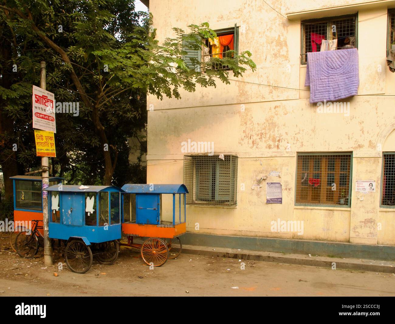 Small food stalls parked near Dhaka University civil servants’ quarters ...