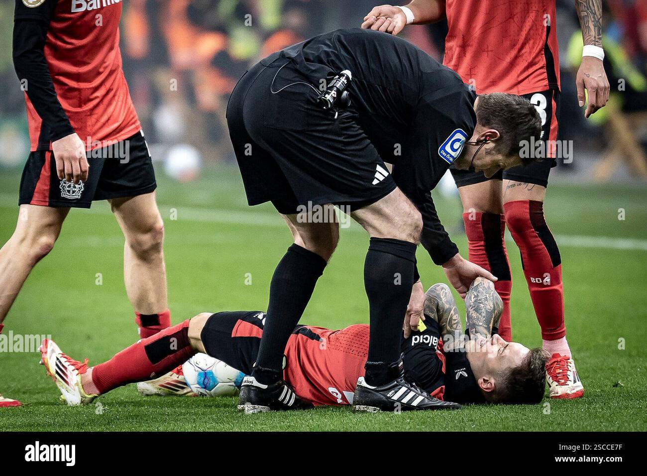 Schiedsrichter Frank Willenborg (Osnabr?ck) k?mmert sich um Alejandro Grimaldo (Bayer 04 ...