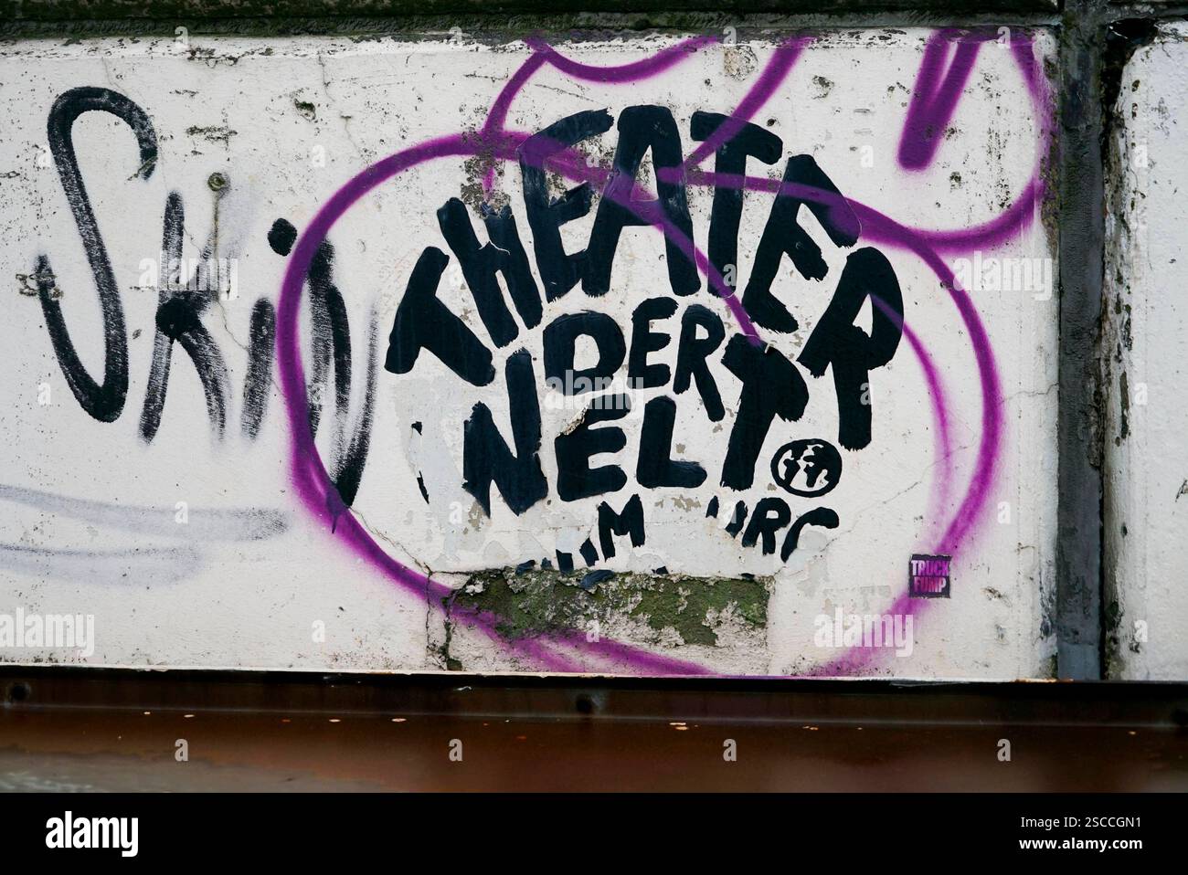 Theater der Welt Graffiti an einer Hauswand Der vermeintliche Bauplatz ...