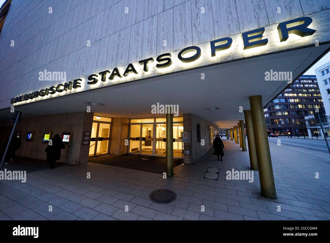 Die Hamburger Staatsoper , Aussenansicht am Tag mit Schriftzug Logo am ...