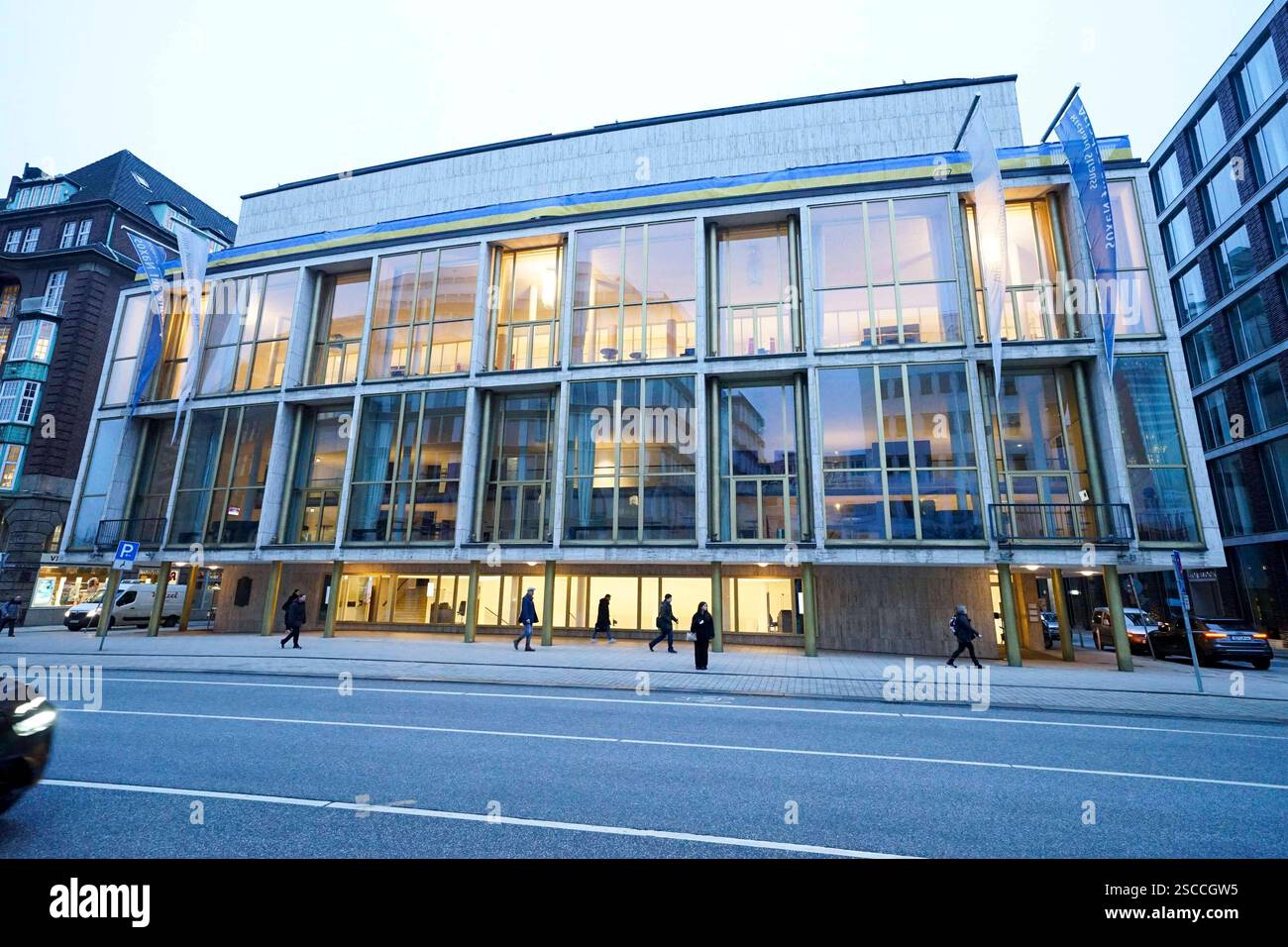 Die Hamburger Staatsoper , Aussenansicht am Tag mit Schriftzug Logo am ...