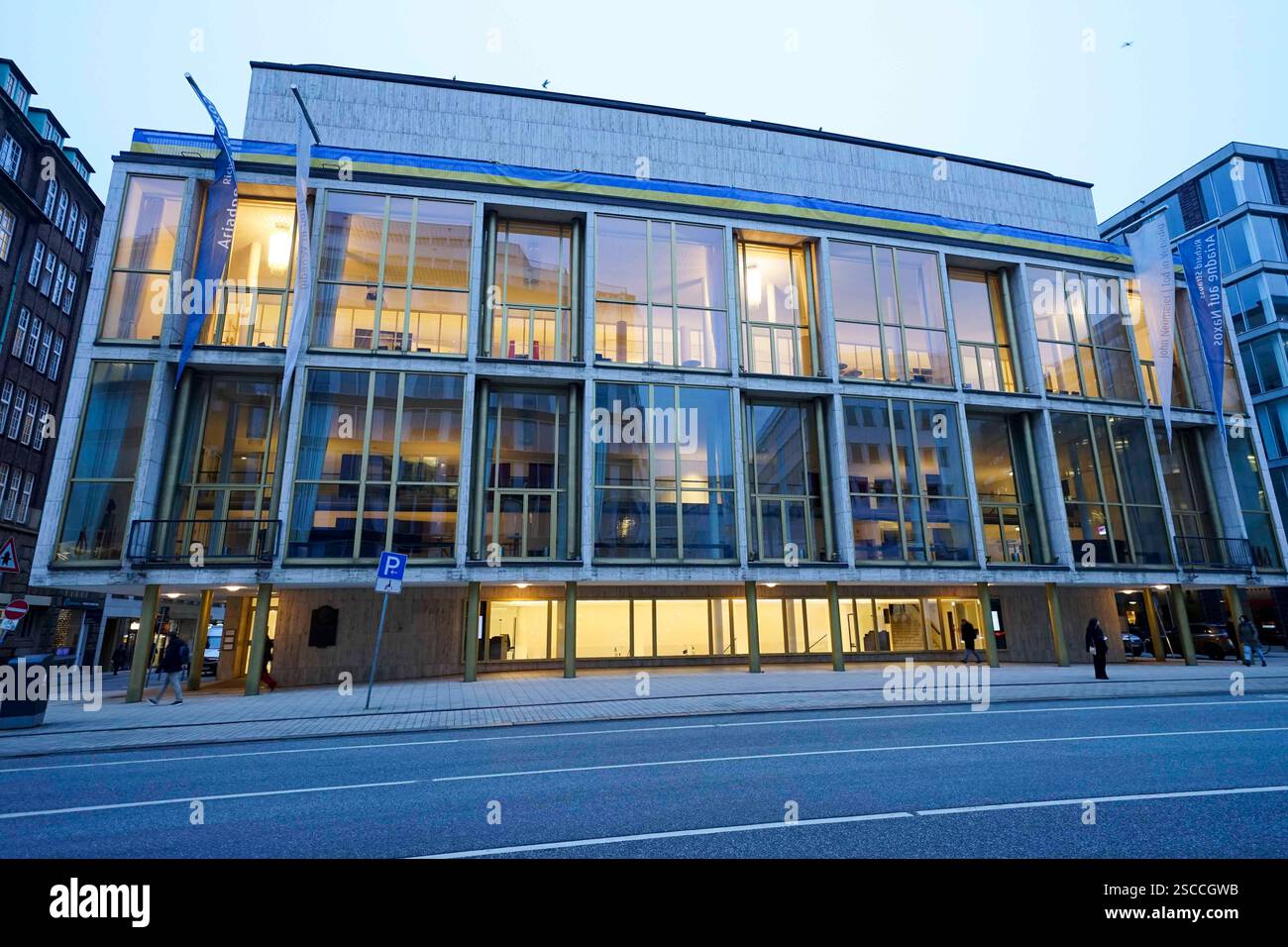 Die Hamburger Staatsoper , Aussenansicht am Tag mit Schriftzug Logo am ...