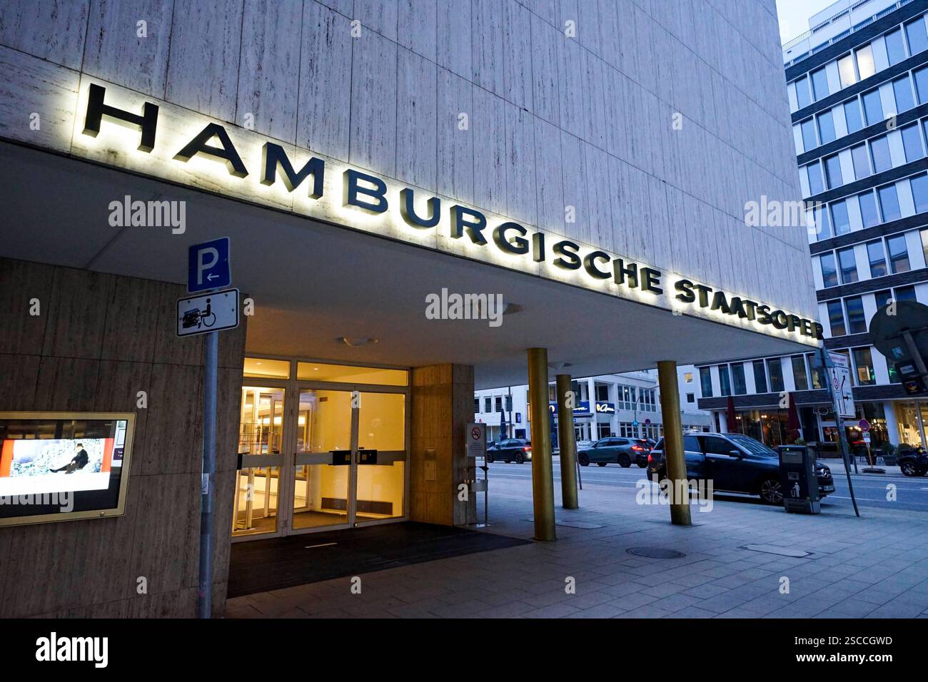 Die Hamburger Staatsoper , Aussenansicht am Tag mit Schriftzug Logo am ...
