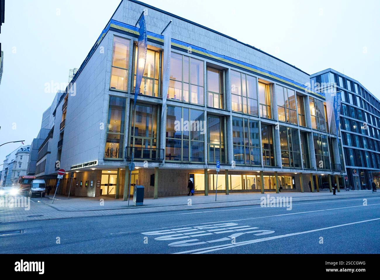 Die Hamburger Staatsoper , Aussenansicht am Tag mit Schriftzug Logo am ...