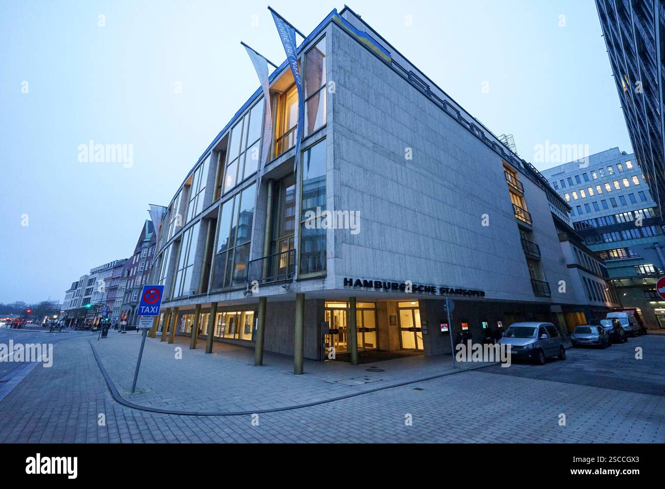 Die Hamburger Staatsoper , Aussenansicht am Tag mit Schriftzug Logo am ...