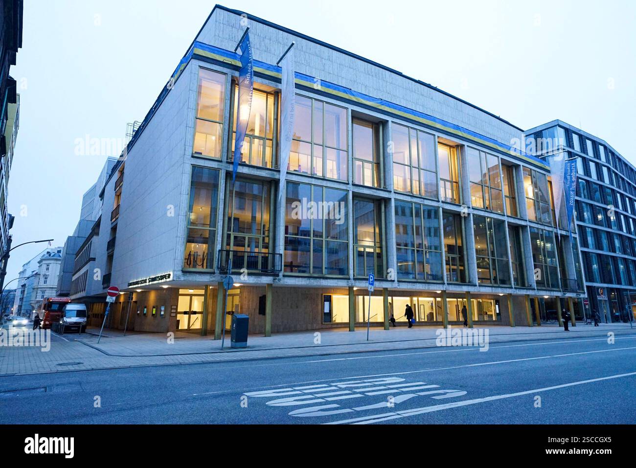 Die Hamburger Staatsoper , Aussenansicht am Tag mit Schriftzug Logo am ...