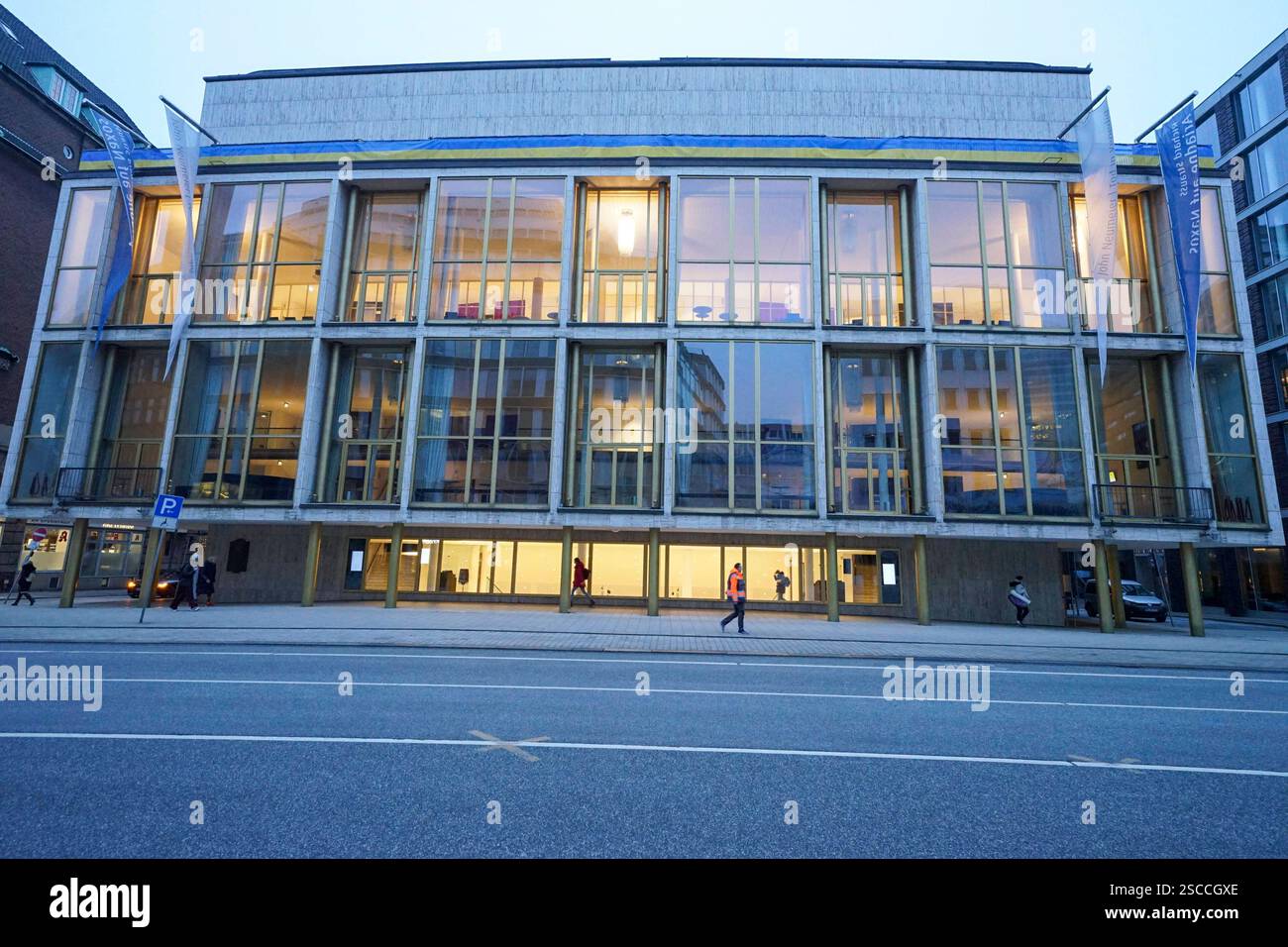 Die Hamburger Staatsoper , Aussenansicht am Tag mit Schriftzug Logo am ...