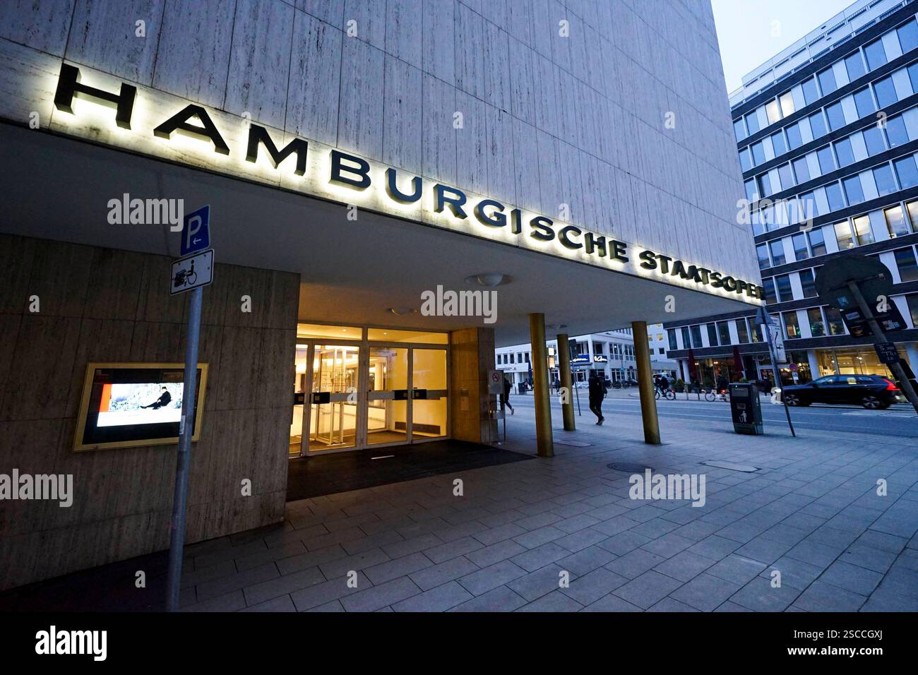 Die Hamburger Staatsoper , Aussenansicht am Tag mit Schriftzug Logo am ...