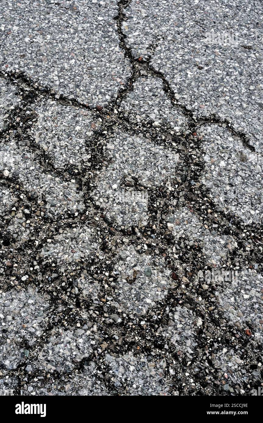 Vorsicht Straßenschäden . Risse in der Straßenoberfläche deuten auf ...