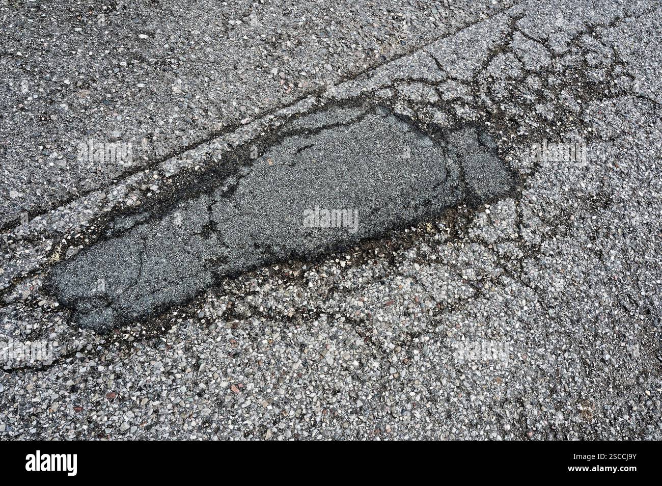 Vorsicht Straßenschäden . Risse in der Straßenoberfläche deuten auf ...