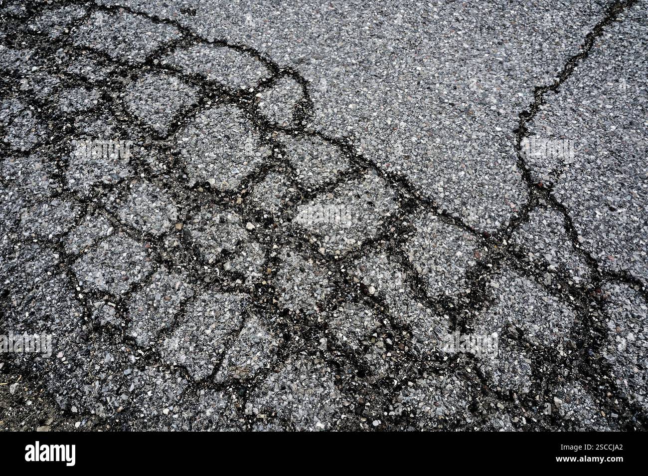 Vorsicht Straßenschäden . Risse in der Straßenoberfläche deuten auf ...