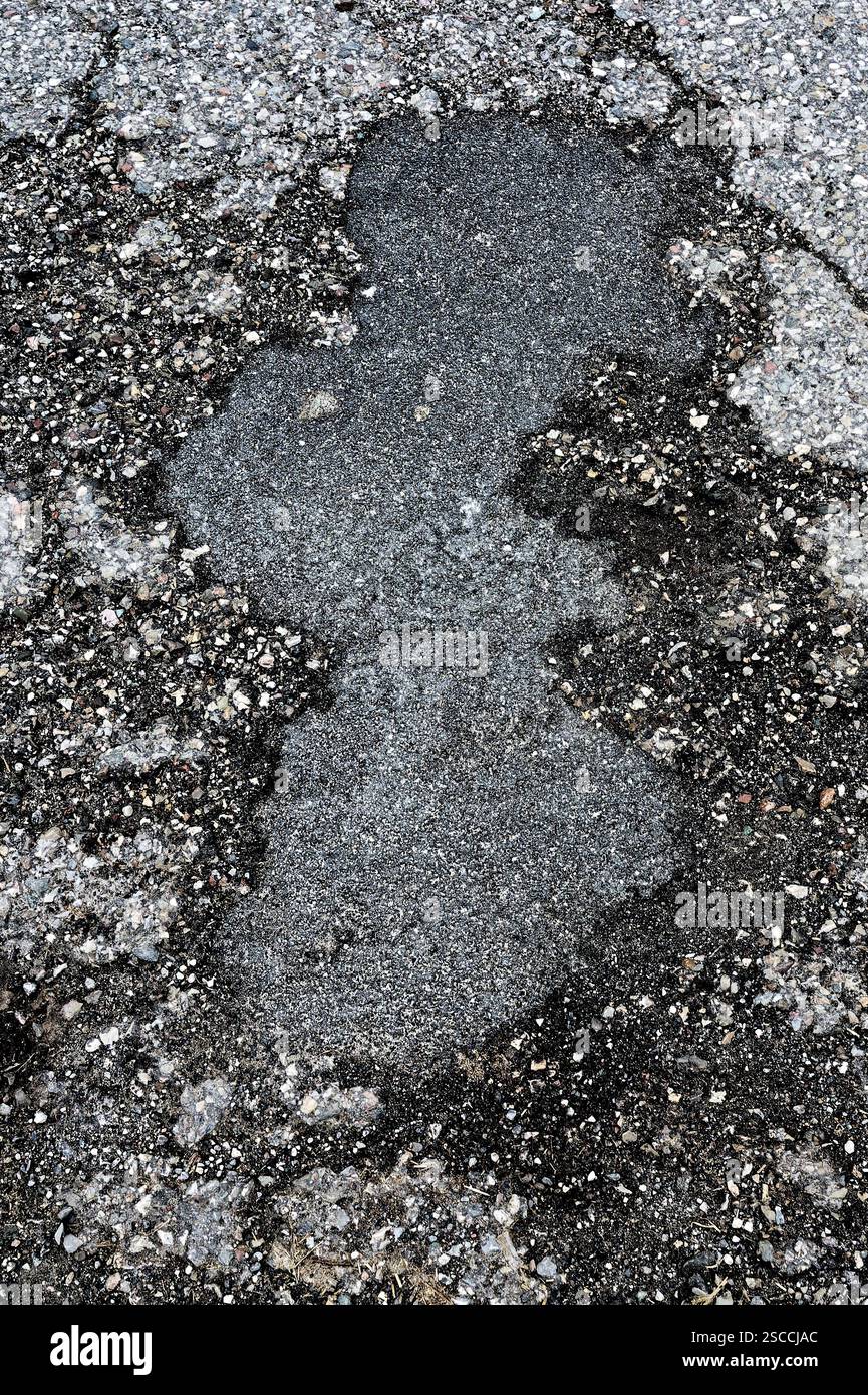 Vorsicht Straßenschäden . Risse in der Straßenoberfläche deuten auf ...