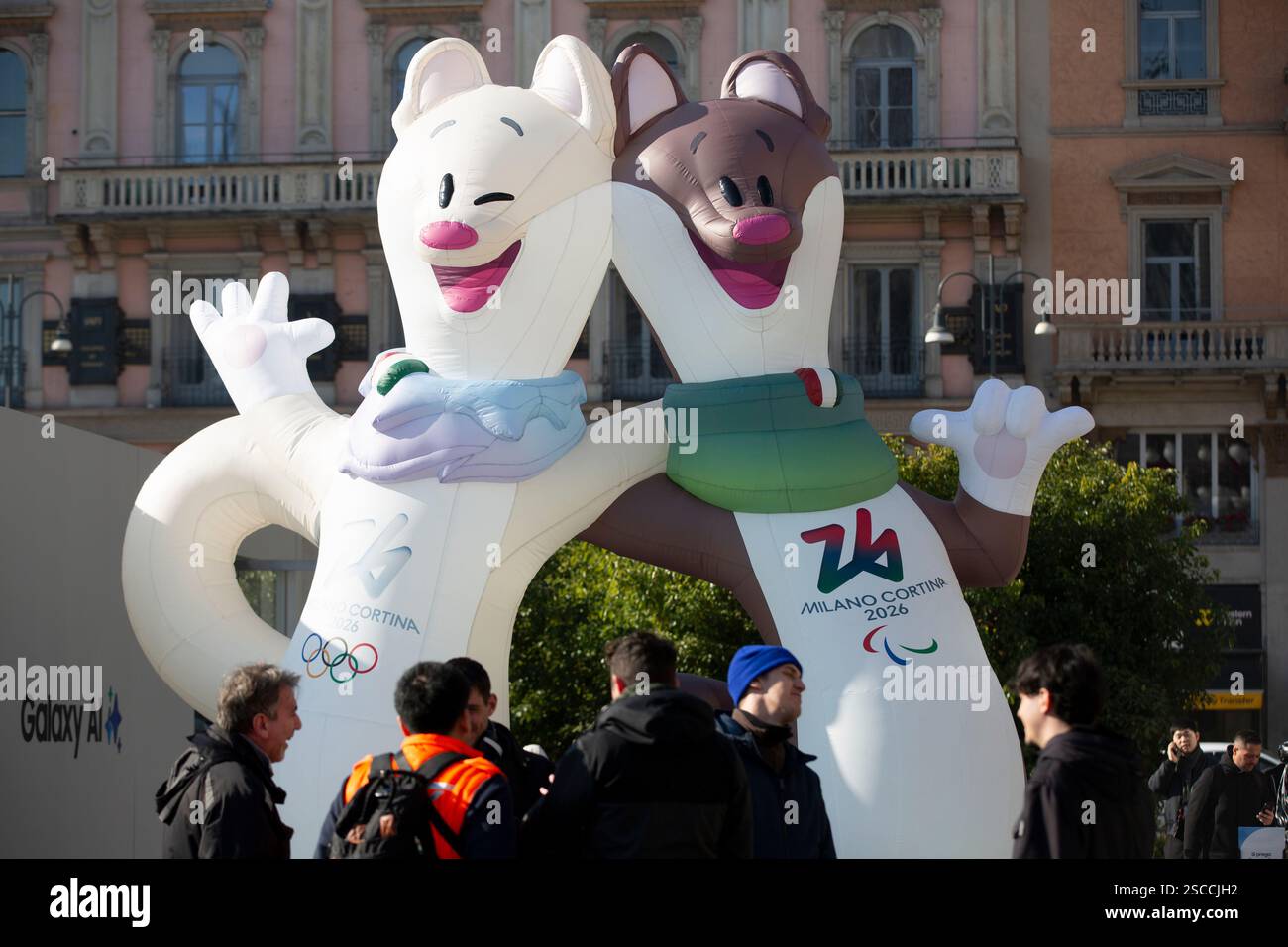 (250206) -- MILAN, Feb. 6, 2025 (Xinhua) -- People walk past the ...