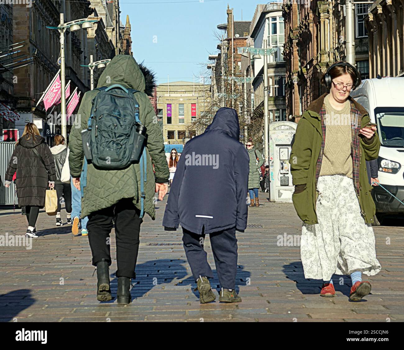 Glasgow, Scotland, UK. 6th February, 2025. UK Weather: Sunny misty day ...