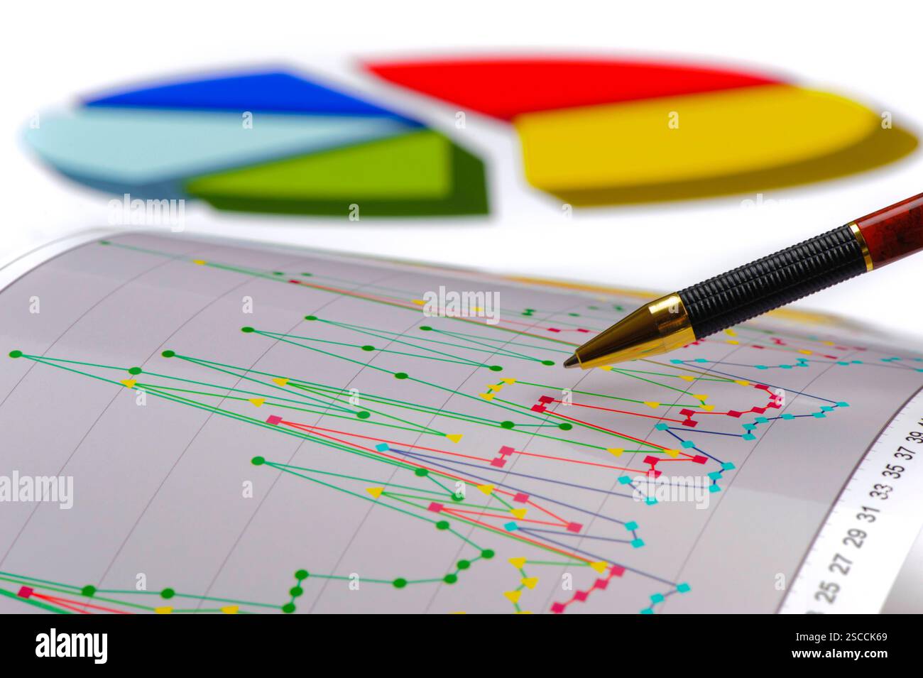 Börsenkurse mit Diagramm und Chart Ein Stift über Finanzdaten und ...