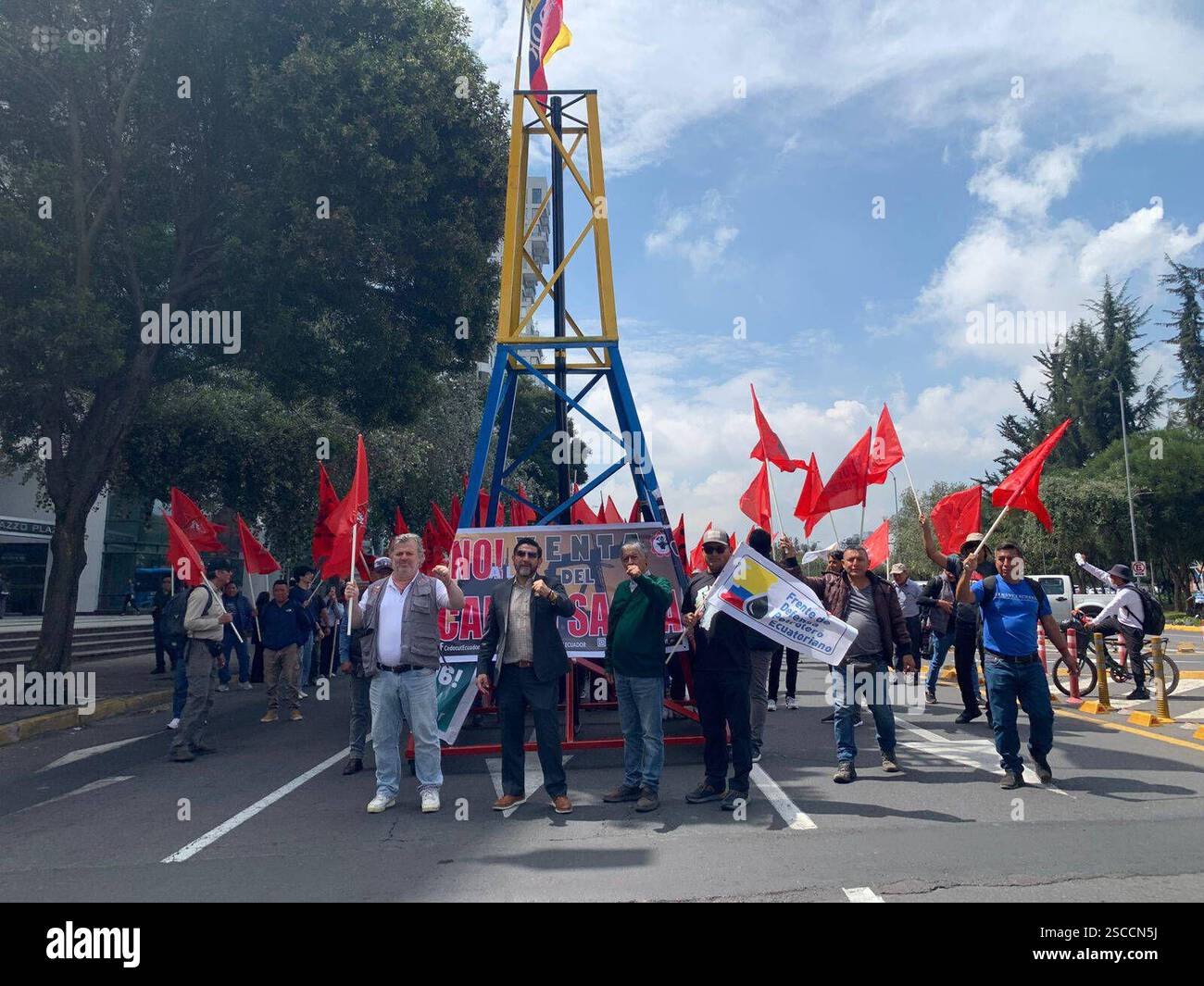 PETROLEROS NO PRIVATIZACION CAMPO SACHA Quito, Thursday, February 6 ...