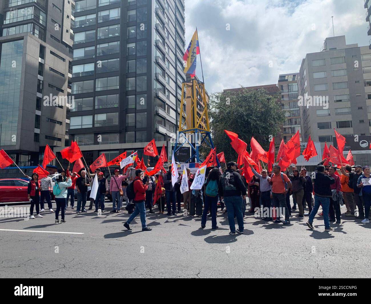 PETROLEROS NO PRIVATIZACION CAMPO SACHA Quito, Thursday, February 6 ...