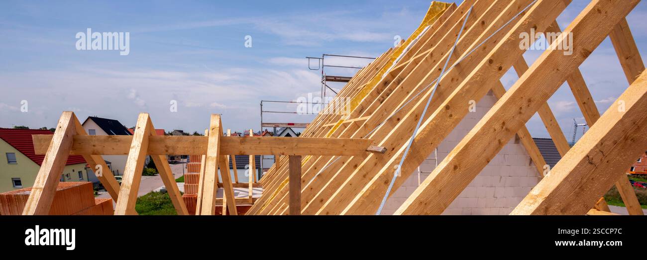 Ein Dachstuhl im Bau Ein Dachstuhl mit Holzbalken im Bau auf einem ...