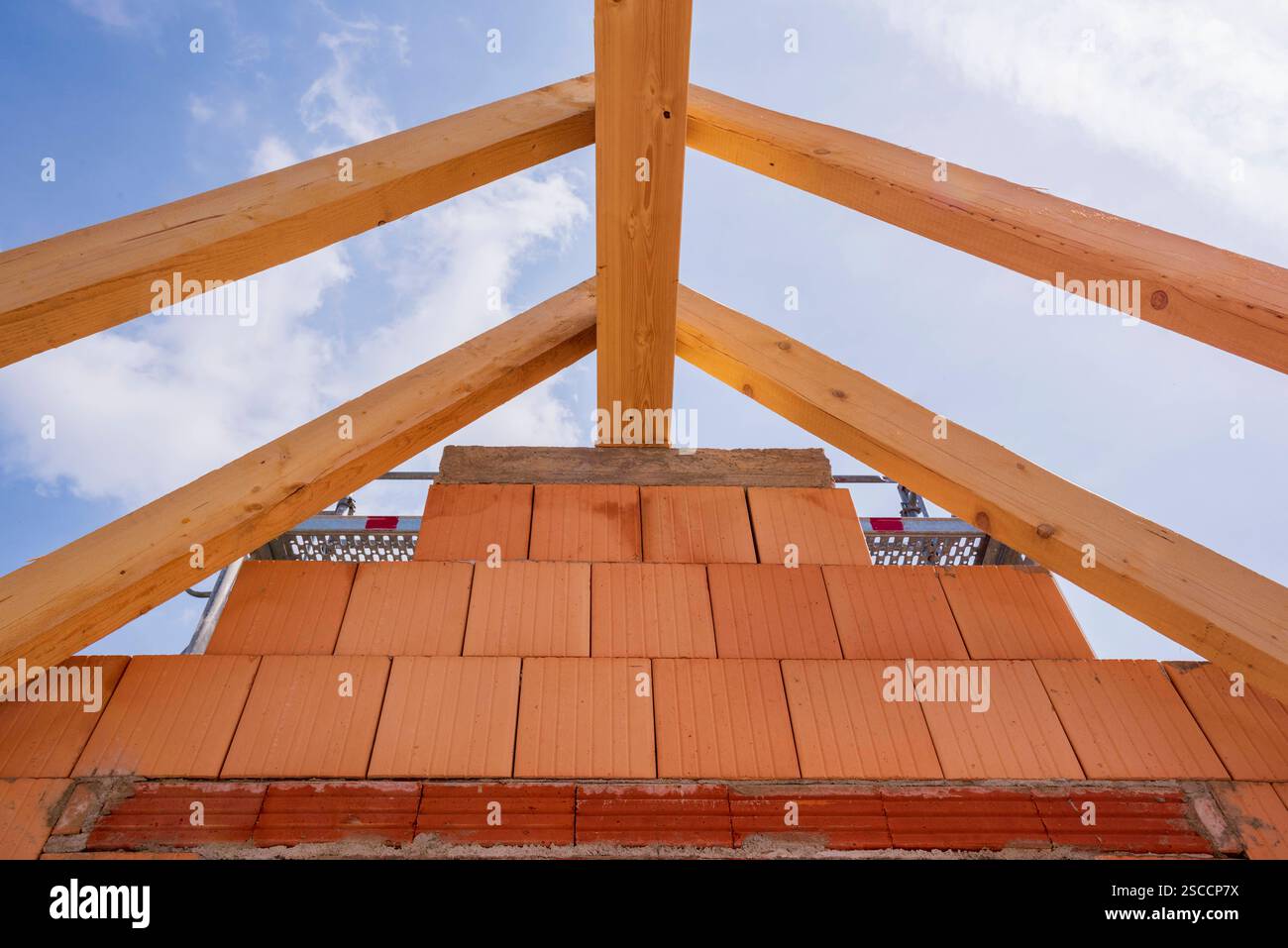 Ein Dachstuhl im Bau Ein Dachstuhl mit Holzbalken im Bau auf einem ...