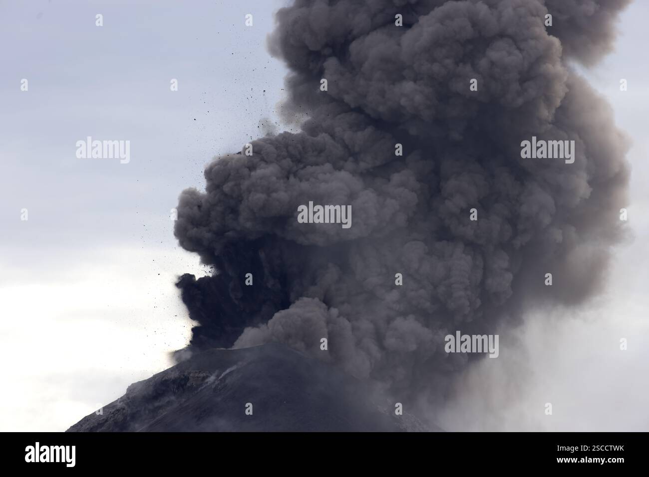Explosive eruption of Fuego volcano, Guatemala Stock Photo - Alamy