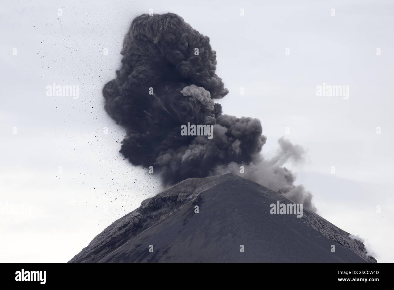 Explosive eruption of Fuego volcano, Guatemala Stock Photo - Alamy