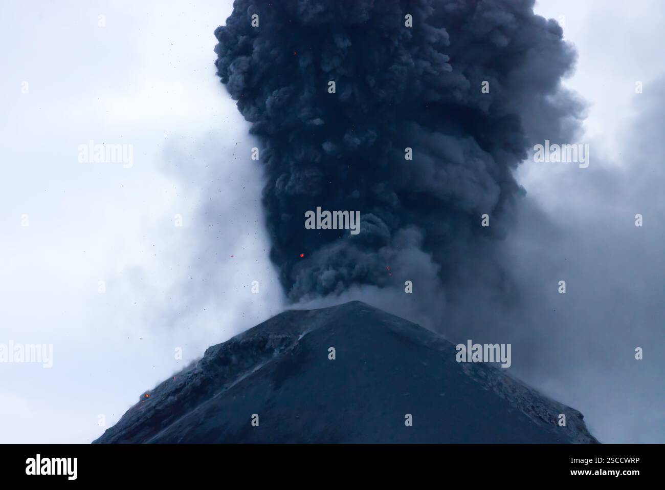 Explosive eruption of Fuego volcano, Guatemala Stock Photo - Alamy