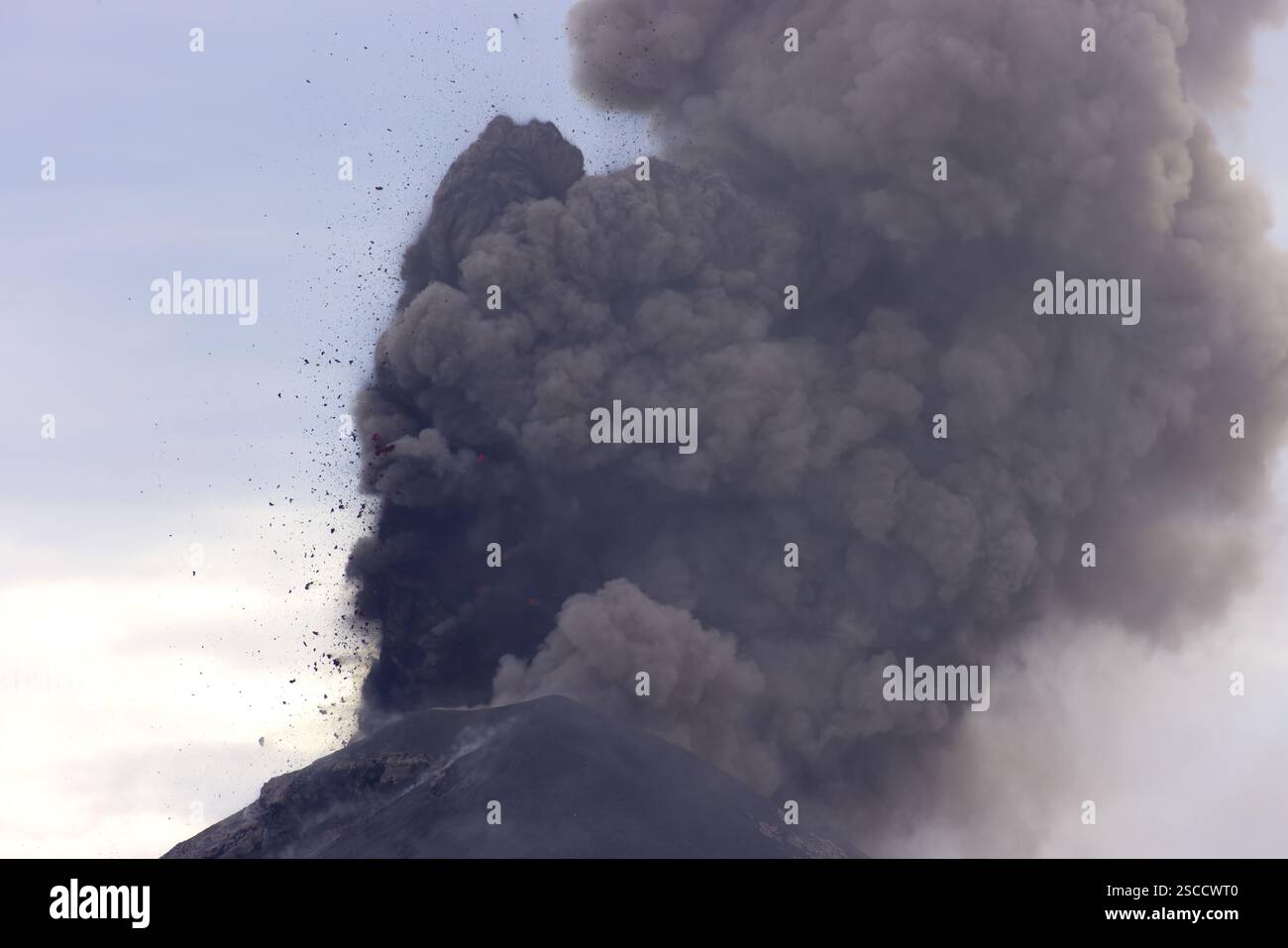 Explosive eruption of Fuego volcano, Guatemala Stock Photo - Alamy
