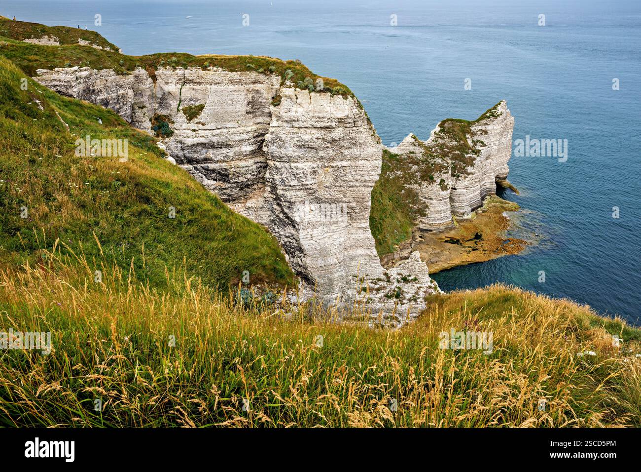 The cliffs of the alabaster coast of the normandy at Etratat Stock ...