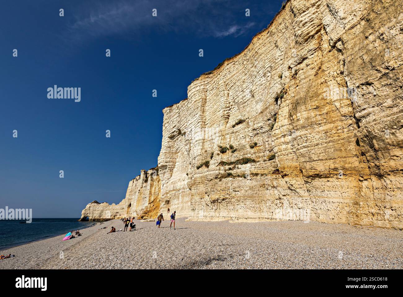 The cliffs of the alabaster coast of the normandy at Etratat Stock ...