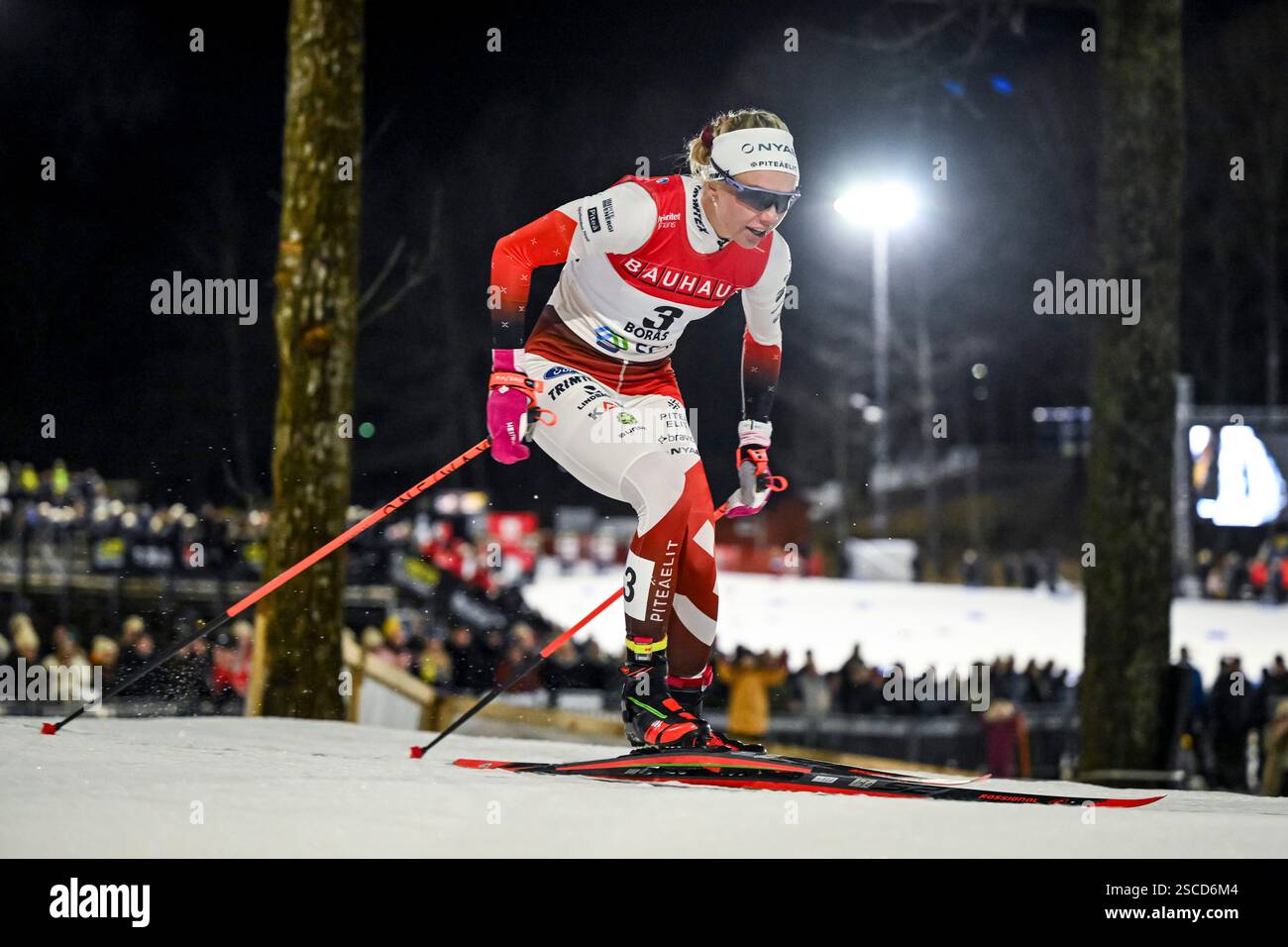 250206 Emma Ribom tävlar i en kvartsfinal i damernas sprint i skidor ...