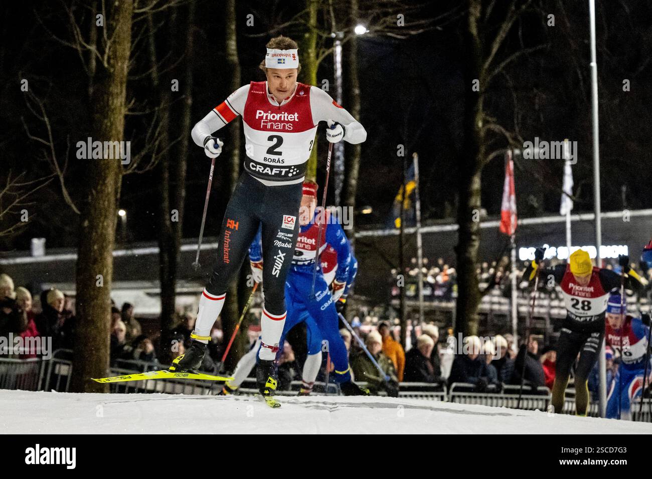 250206 Olof Jonsson tävlar i en kvartsfinal i herrarnas sprint i skidor ...