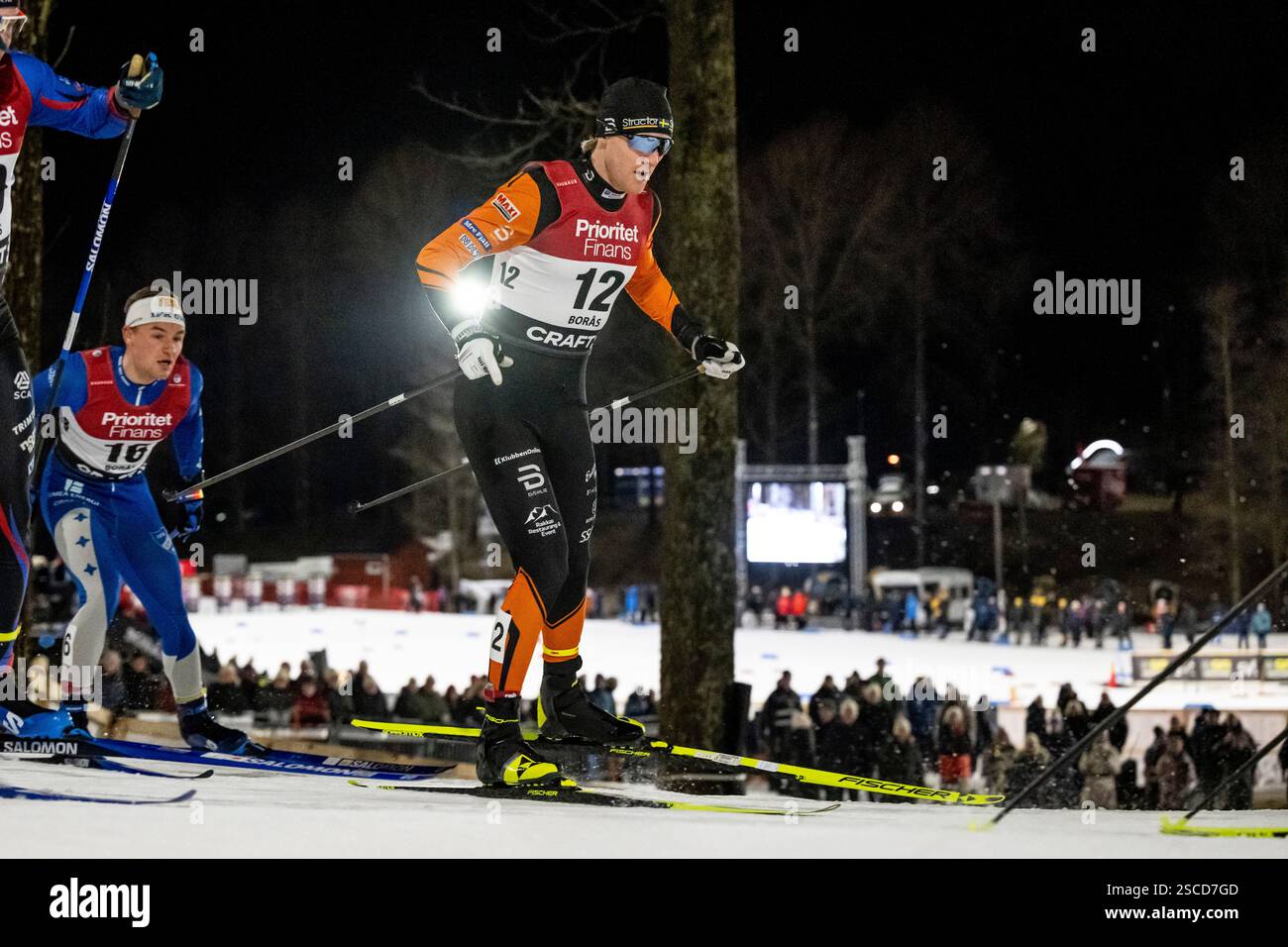 250206 Oskar Svensson tävlar i en kvartsfinal i herrarnas sprint i ...